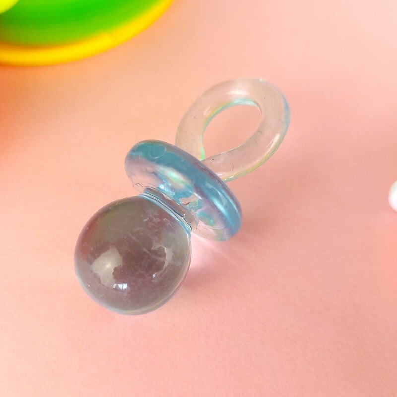 Totoche en plastique (tétine - totote - tutute) des années 90